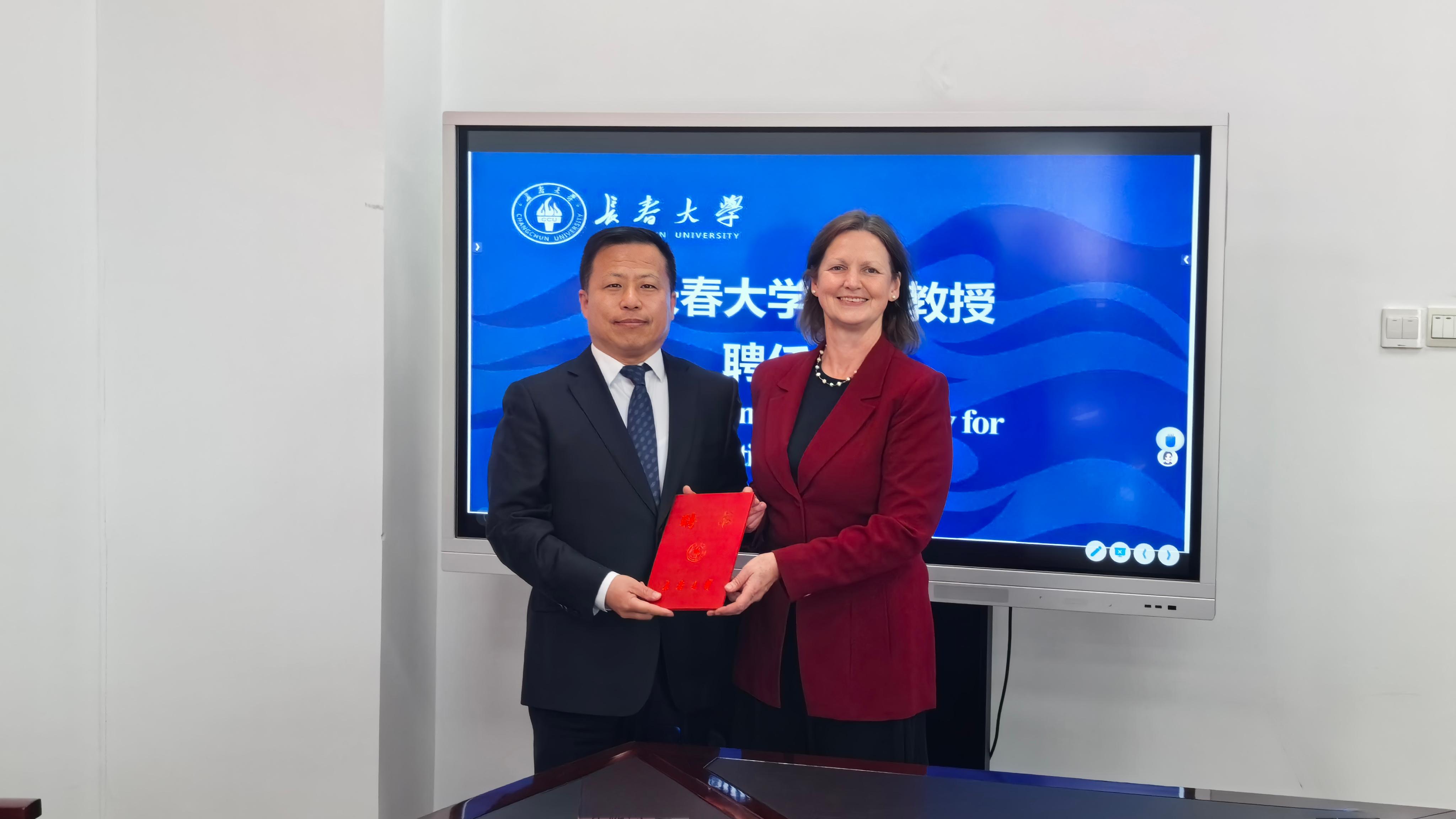 剑桥大学Catherine Mackenzie教授受聘为我校客座教授并作学术报告-长春大学新闻网